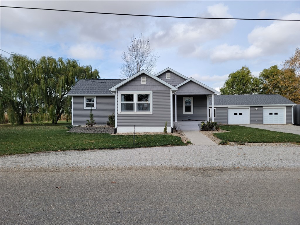 301 E Elm Street, Cowden, IL 62422